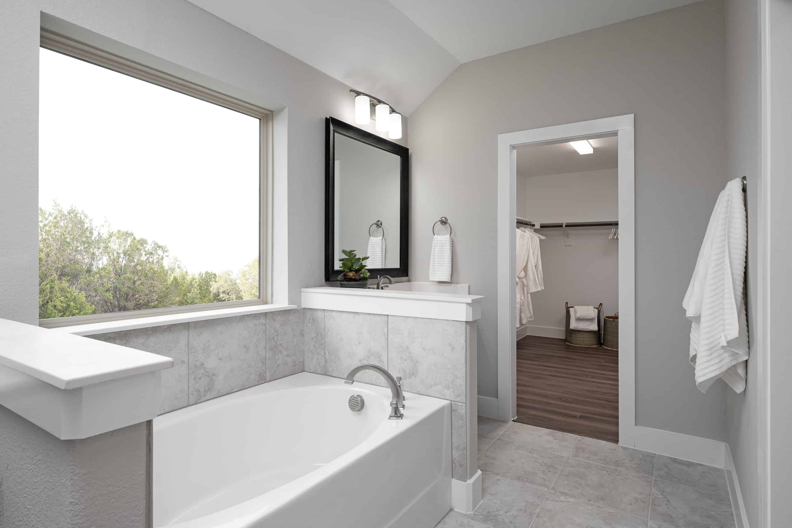 ivy-model-home-primary-bathroom